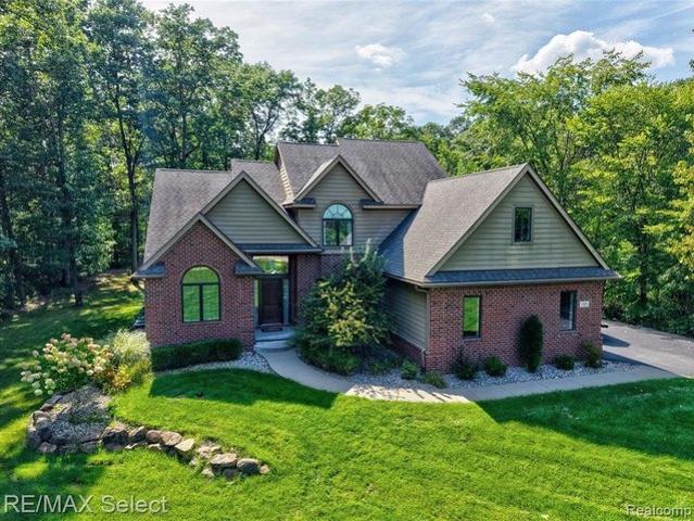105 Lake Pines Dr, Hartland Township, MI 48114