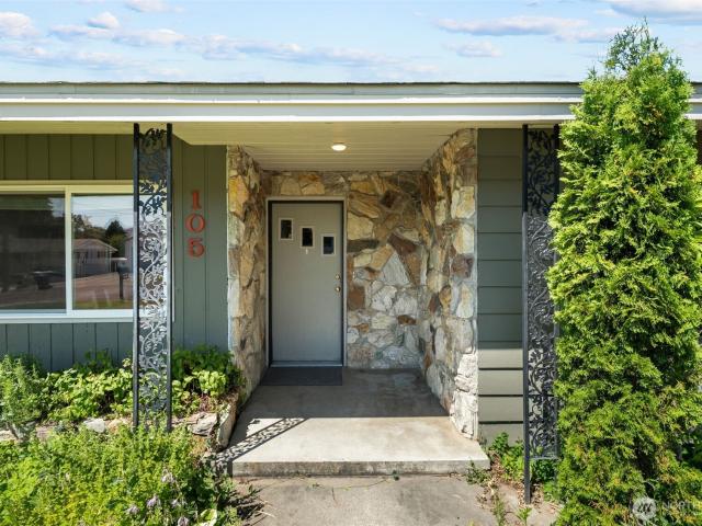 105 Mountain View Place S