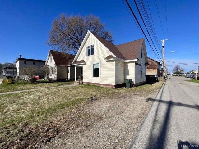 105 N 19th St, Escanaba, MI 49829