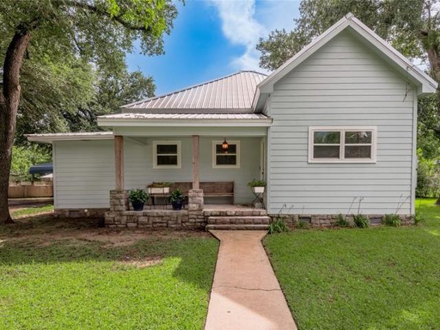 105 N Texas St, Madisonville, TX 77864