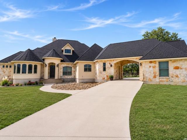 105 N Abrego Xing, Floresville, TX 78114