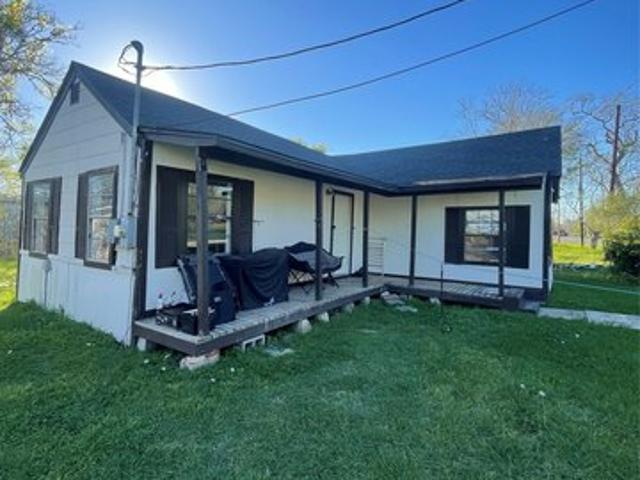 105 N Carver St, Edna, TX 77957
