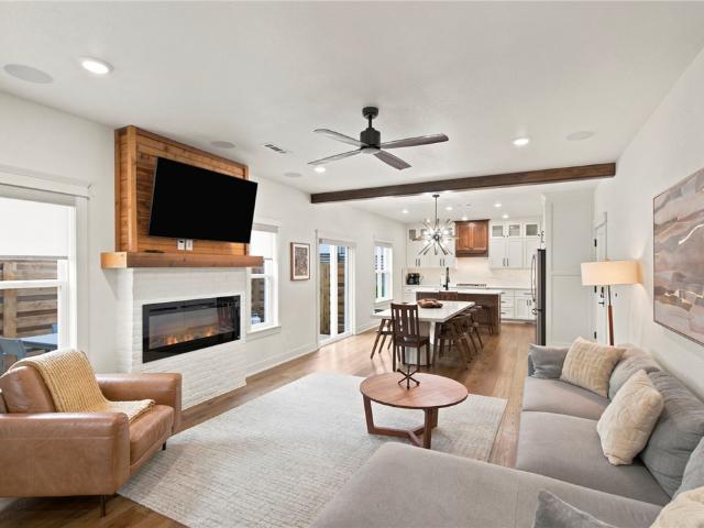 105 NW Ozark Way