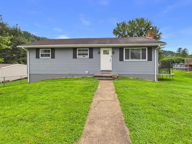 105 School St, Ellenboro, WV 26346