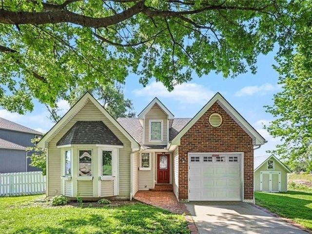 105 Sixth St, Smithville, MO 64089