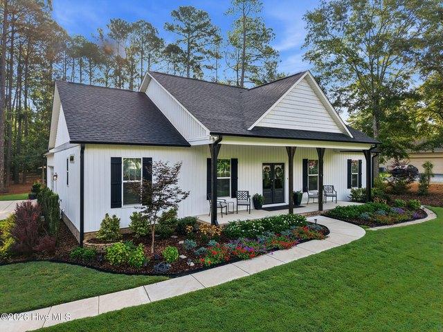105 Stallion Dr, West End, NC 27376