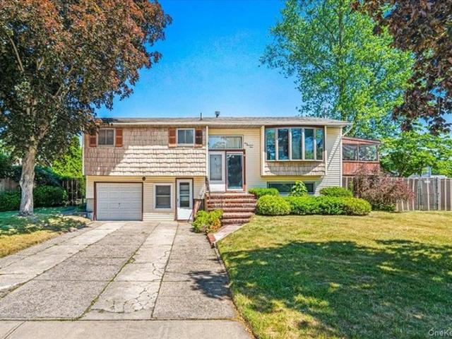 105 Strauss Ave, Selden, NY 11784