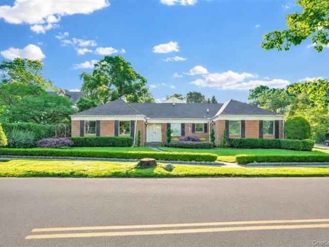 105 Park Ln, Douglaston, NY 11363