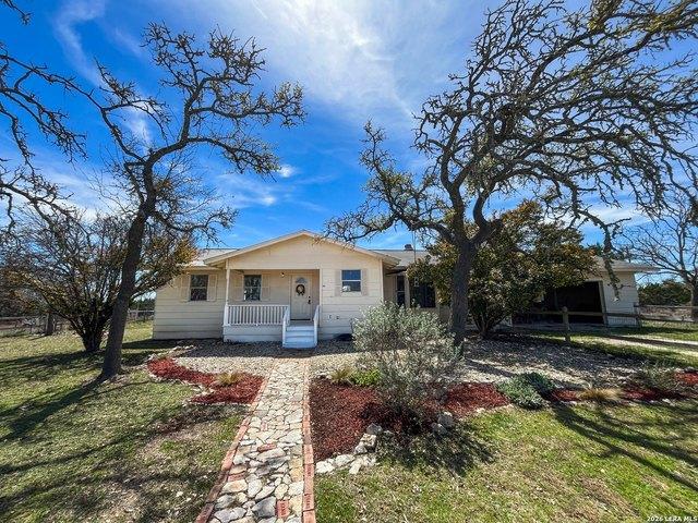 105 Peggy Dr, Mountain Home, TX 78058