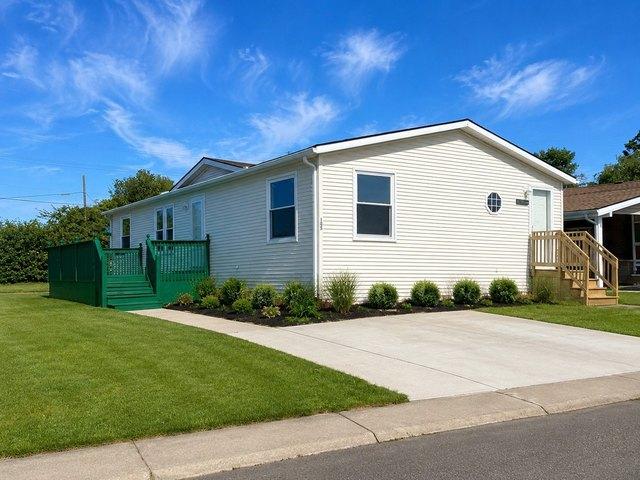 105 Riverview Cir, Saline, MI 48176