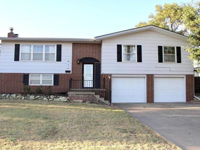 105 W 33rd St, Hays, KS 67601