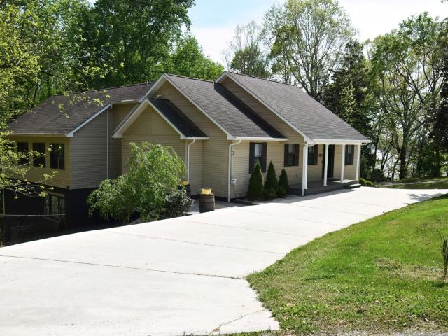 105 W Paradise Dr, Winchester, TN 37398 | MLS #3175 | Compass