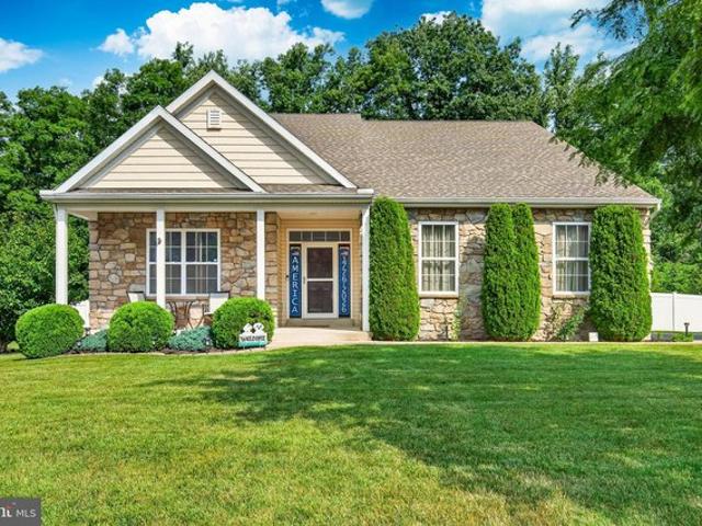 105 Woods Edge Dr, Douglassville, PA 19518