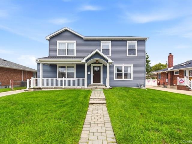 105 Wadsworth Ave, Levittown, NY 11756