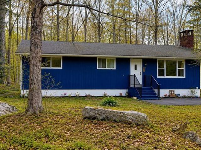 105 Wagoner Ln, Hawley, PA 18428