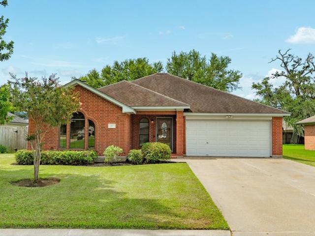 105 Washington Ave, Clute, TX 77531
