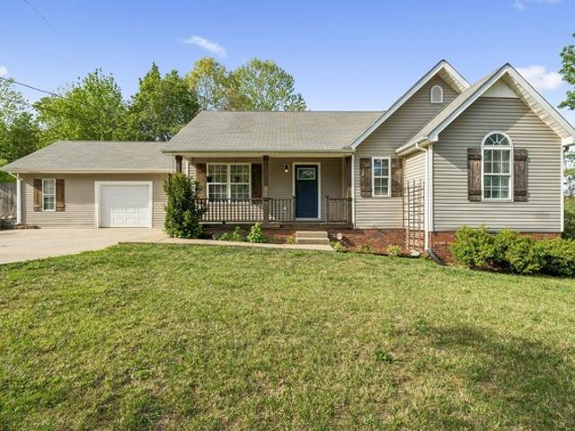 105 White Oak Dr, Dickson, TN 37055