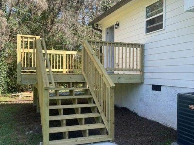 105 Thornwood Drive NE