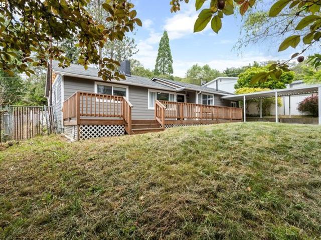 1064 NE Knoll Ave, Roseburg, OR 97470