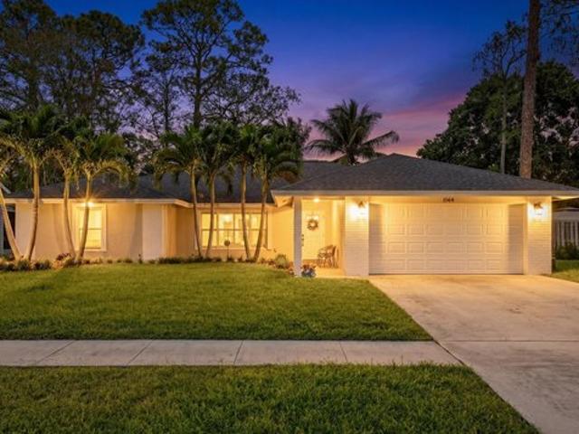 1064 Raintree Ln, Wellington, FL 33414