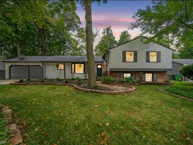 1066 Eastlawn Dr, Highland Heights, OH 44143