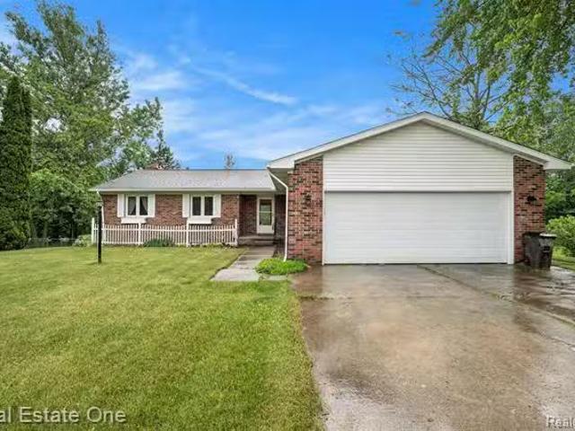 10685 BIGELOW RD, DAVISBURG, MI 48350 Single Family Residence.