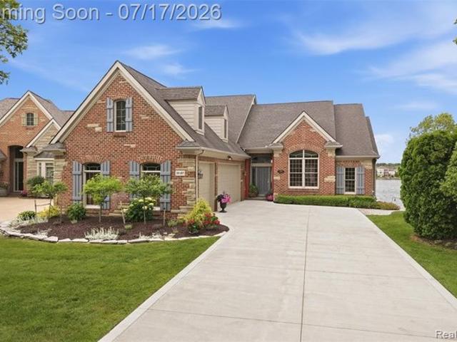 10685 Cliffview Dr, Green Oak Township, MI 48178