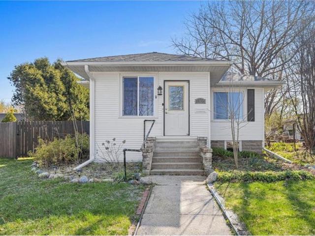 1068 Cherokee Ave, West Saint Paul, MN 55118