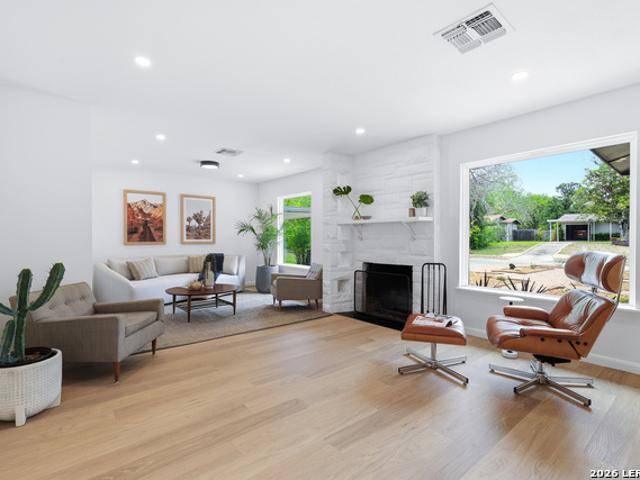 1068 Ivy Ln