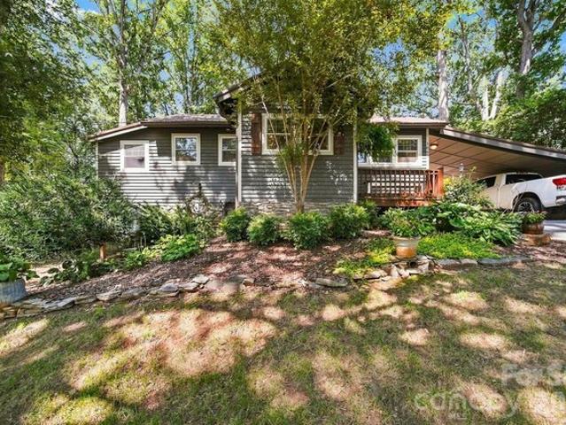 1068 5th Avenue Ct NW, Hickory, NC 28601