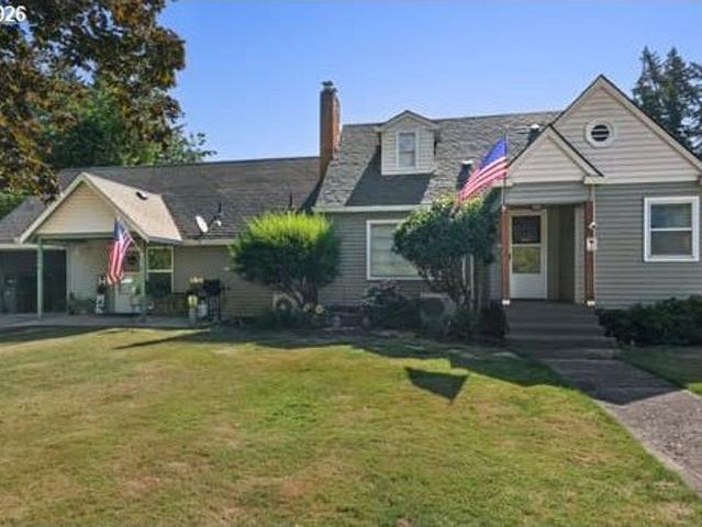 1068 9th St, Washougal, WA 98671