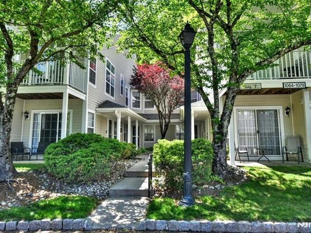 1069 Cambridge Ct, Mahwah, NJ 07430