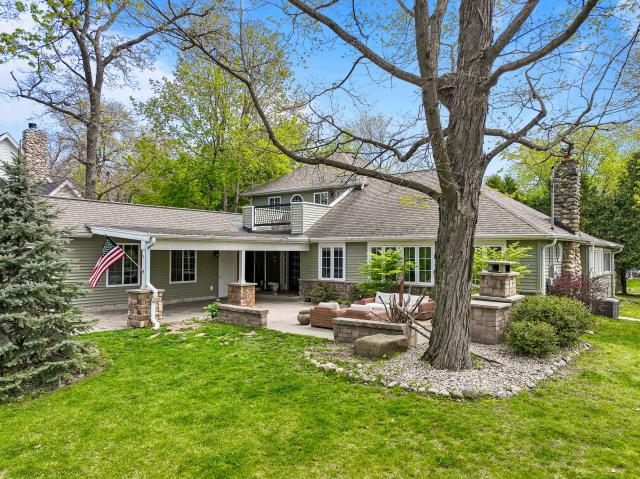 1069 Sauganash Dr