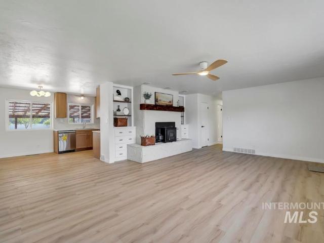 1069 W Filer Ave