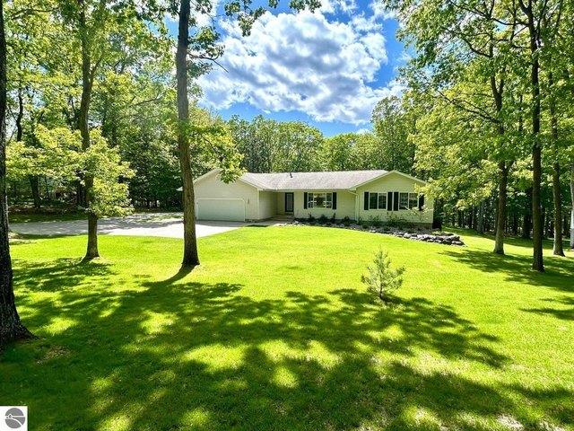 10603 Tall Oaks Ct, Roscommon, MI 48653
