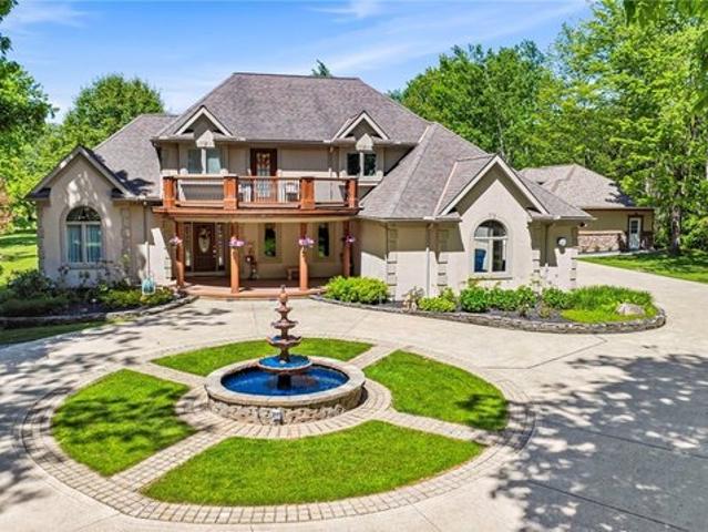 10600 Locust Grove Dr, Chardon, OH 44024