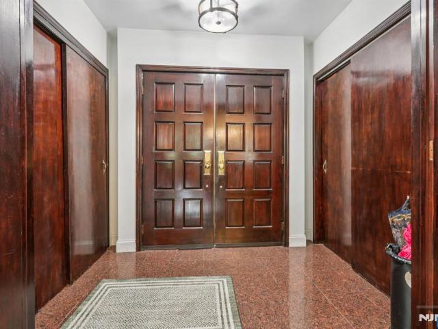 1060 Briar Way