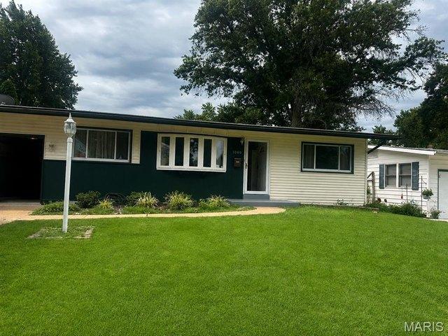1060 Dauphin Ln, Florissant, MO 63033