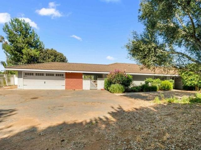 1060 Evergreen Ln, Vista, CA 92084