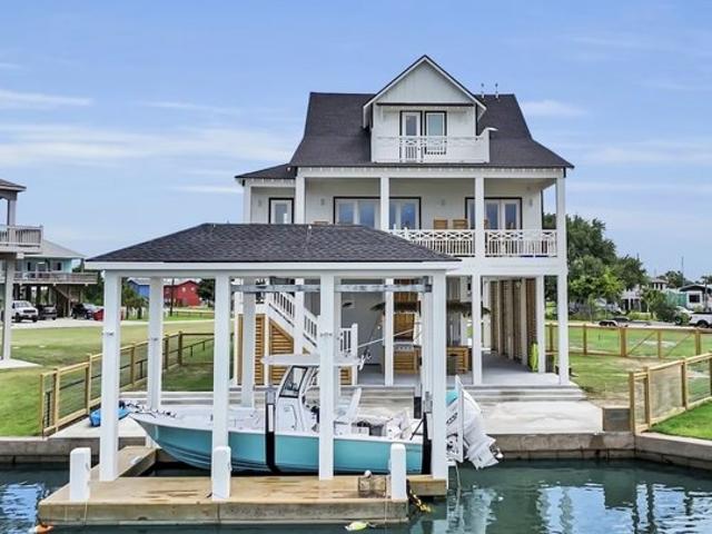 1060 Waterways Dr, Crystal Beach, TX 77650