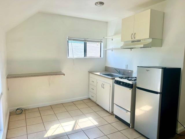 1060 6th LB Studio Apartment for Rent at 1060 E 6th St, Long Beach, CA 90802 Franklin School