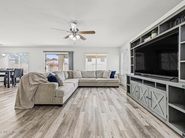 1061 e poncho lane