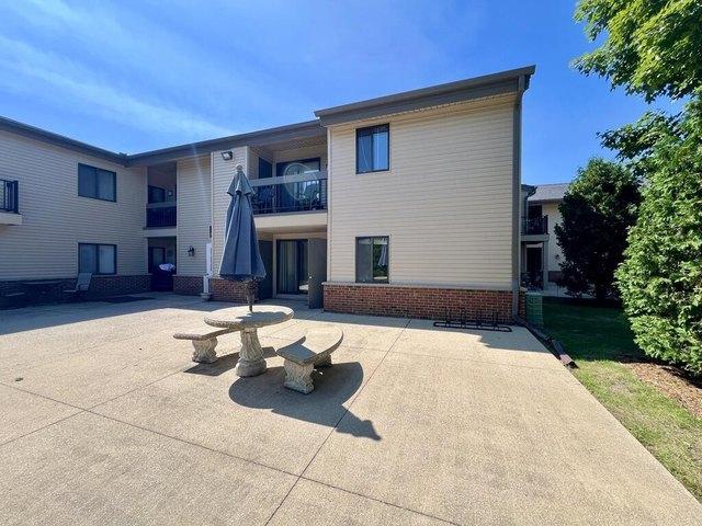 1061 Regent Rd Unit 612, Oconomowoc, WI 53066