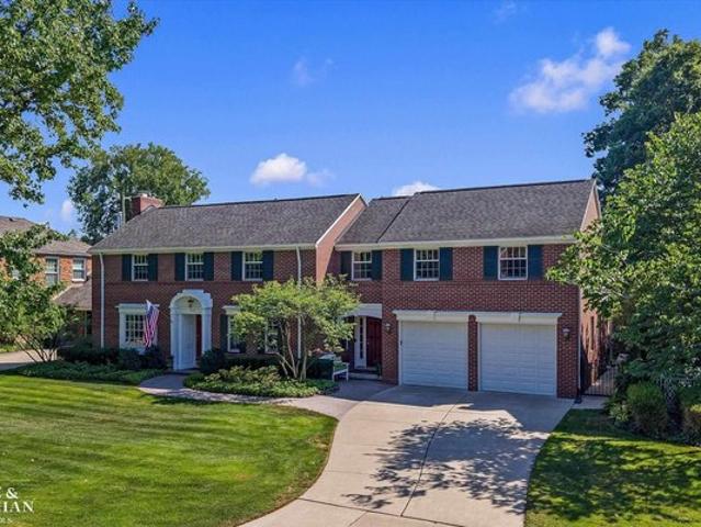 1061 S Oxford Rd, Grosse Pointe Woods, MI 48236