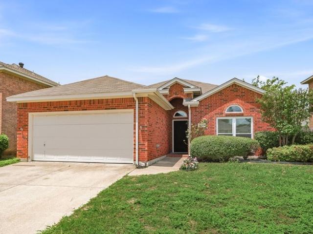 10621 Cloisters Dr, Fort Worth, TX 76131