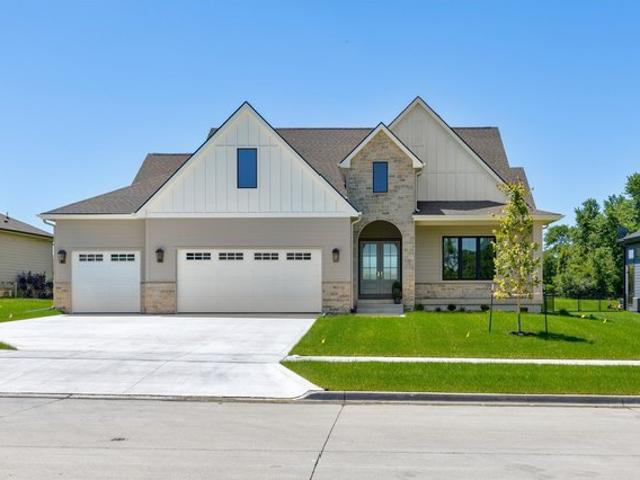 10622 NW 80th Ave, Johnston, IA 50131