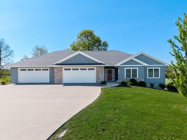 1062 Oak View Ct, Tipton, IA 52772