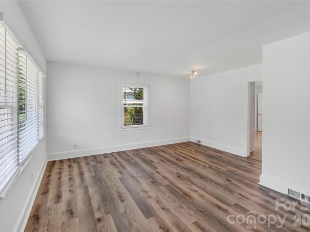 1062 Dresden Drive W