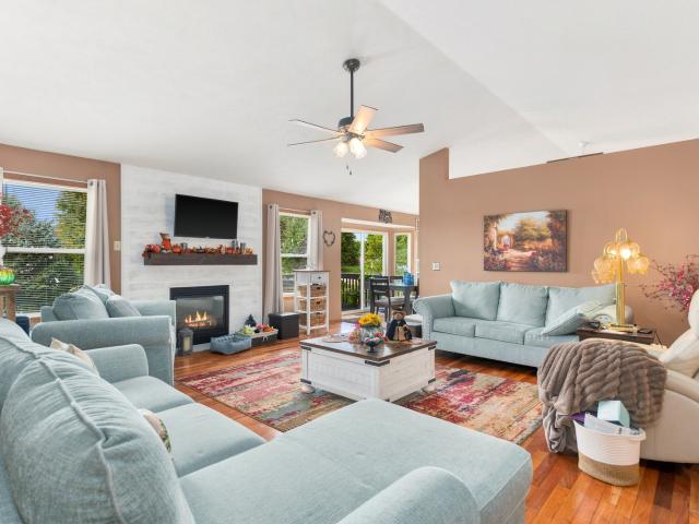 1062 Kingsway Lane
