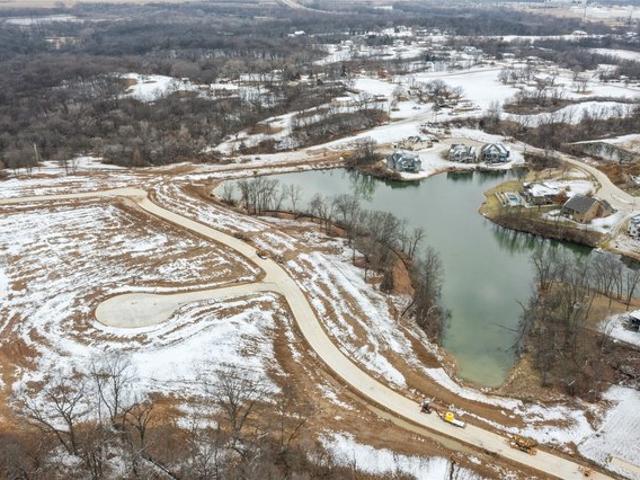 1063 Arbor Woods Dr, Pleasant Hill, IA 50327